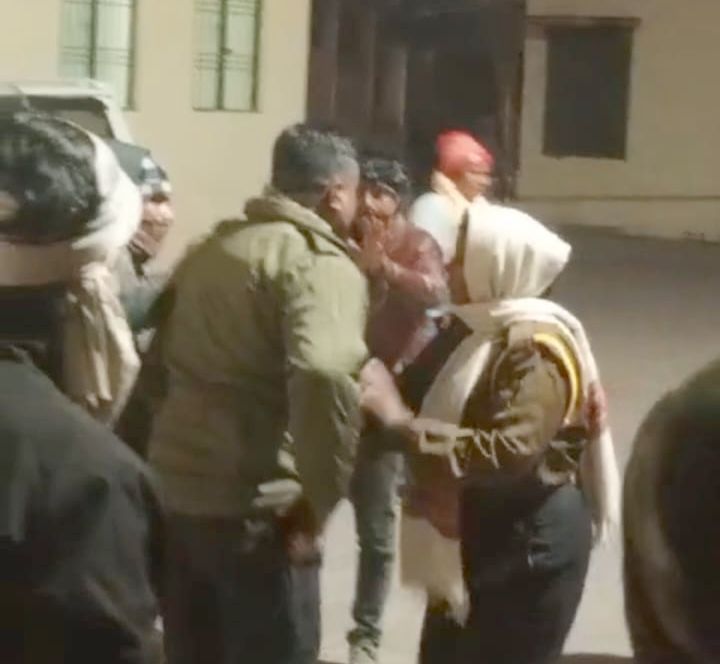 Fight Between Brokers And Security Guards Of Private Hospital - Unnao News - Unnao News:निजी ...