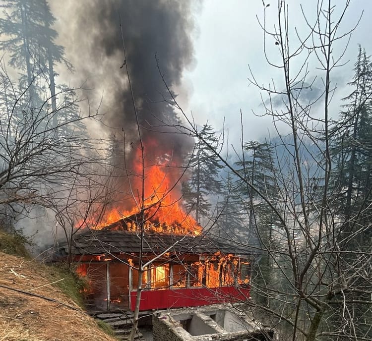 Two And A Half Storey House With Six Rooms Burnt In Jibhi, Loss Of Rs ...