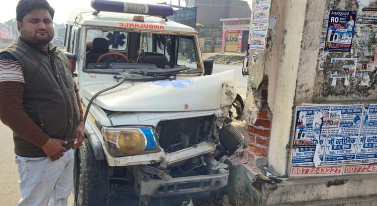 Ambulance Collides With Market Gate On Saifai-karhal Road In Fog - Agra ...