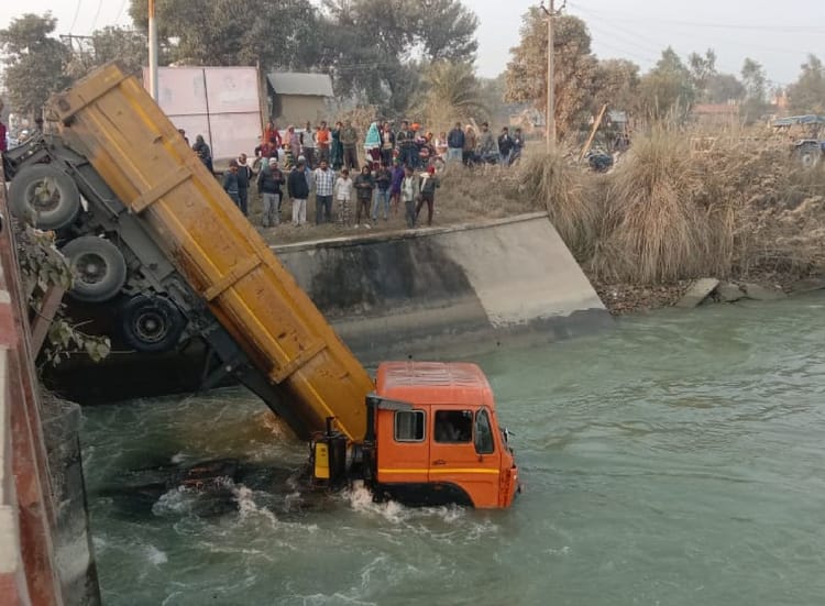 The Trolley Broke The Railing And Fell Into The Canal - Amethi News ...