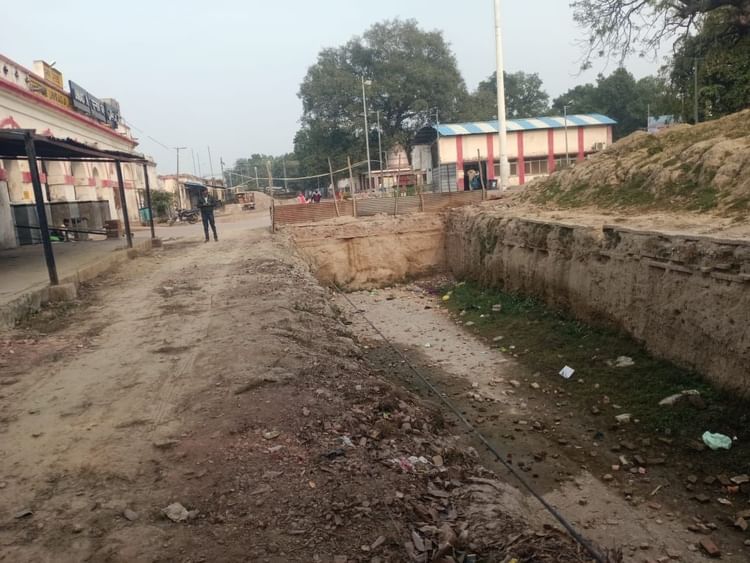 Eight Feet Deep Pits Have Been Dug At The Railway Station For Three Months - Unnao News - Unnao ...
