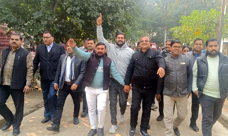 Lawyers Staged A Protest At The Tehsil Gate - Kannauj News - Kannauj ...