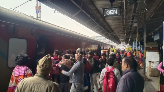 Do Trenen Nirast, Indaur Suparaphaast 5 To Paataalakot 8 Ghante Deree ...