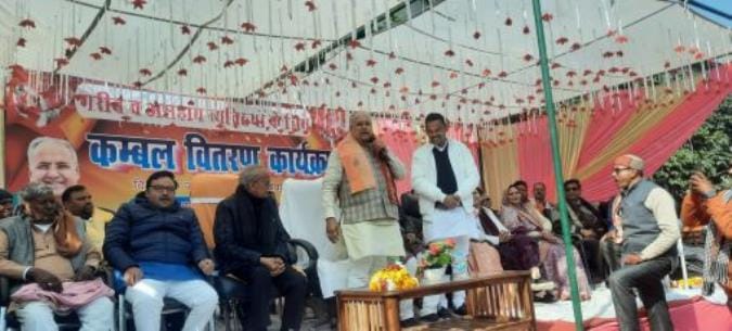 Mla And Bjp District President Distributed 5 Thousand Blankets - Agra News - Agra News:विधायक और ...