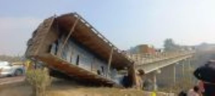A Truck Broke The Railing Of The Sai River Bridge And Got Stuck In The Fog - Unnao News - Unnao ...