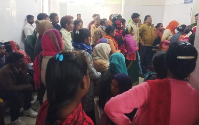 Crowd And Jostling In Opd Made Patients Wait For Hours - Unnao News - Unnao News:ओपीडी में भीड़ ...