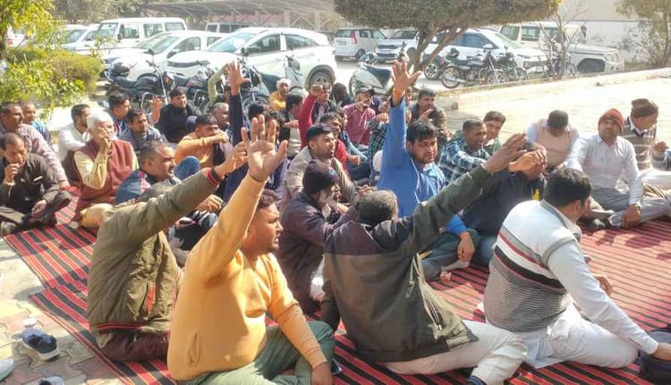 Raw Employees Of Irrigation Department Started Indefinite Strike ...