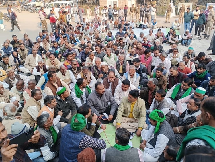 Farmers Sat Tehsildars And Mill Officers Among Themselves - Bijnor News ...