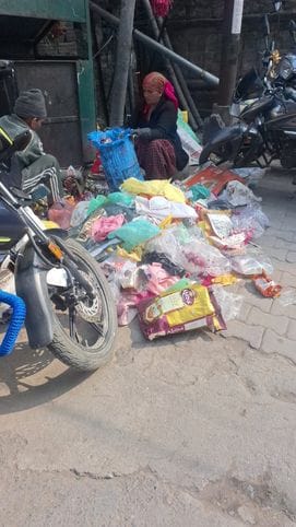 Cleaning Workers Collecting Garbage Without Masks - Chamba News ...