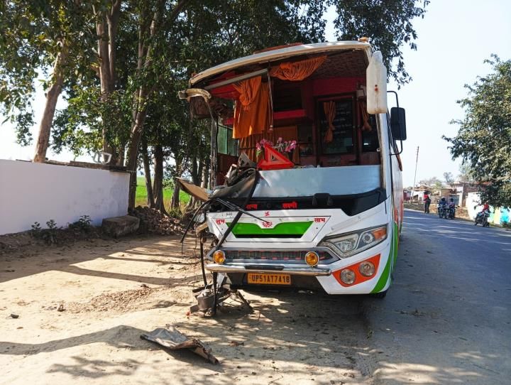 Collision Between Private Bus And Pickup, Bus Driver Dies - Sant Kabir Nagar News - Sant Kabir ...
