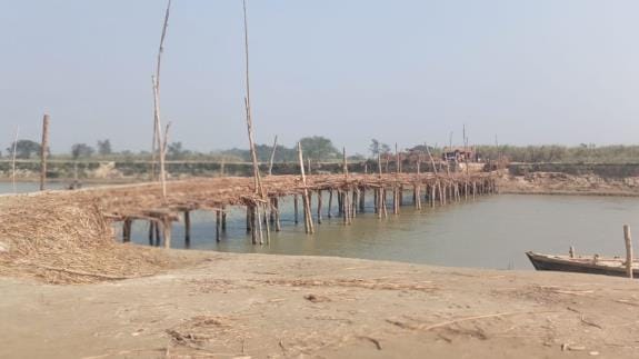 Villagers Themselves Built A Temporary Bridge On Rapti River - Lucknow ...