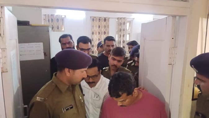 Dewas Accused Anand Kahar Murder Case Surrendered In Court Kotwali ...