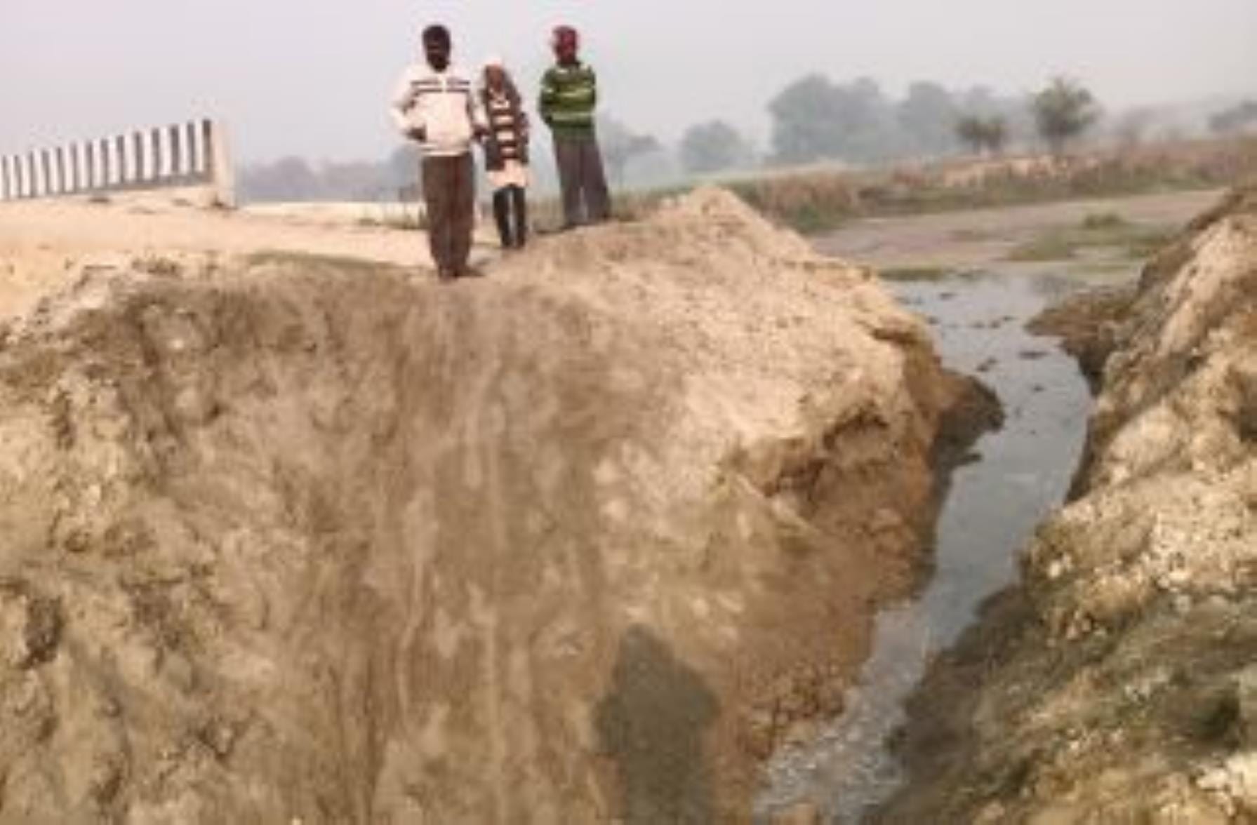 Approach Road Dug Up Overnight, Traffic Disrupted - Gonda News - Gonda ...