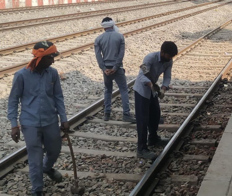 There Was A Three-hour Block For Repairing The Railway Track. - Amethi ...