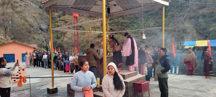 On Shivratri, Devotees Gathered In Gangarang Shiv Temple Of Sangla ...
