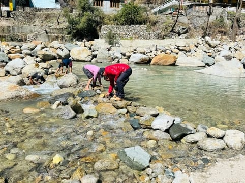 One Has To Cross The Newli Ravine Risking His Life - Kullu News - Kullu ...