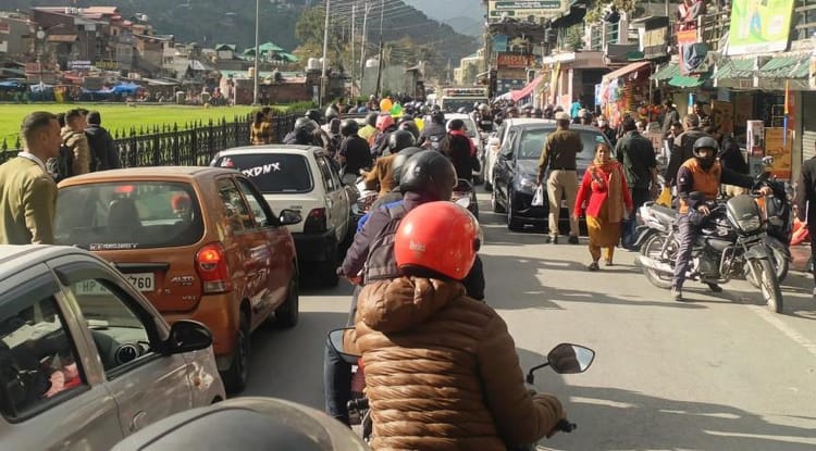 The Car Was Parked In The Middle Of The Road, Causing A Long Traffic ...