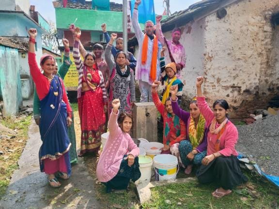 Amouli Villagers Protest With Empty Pots For Water - Champawat News ...