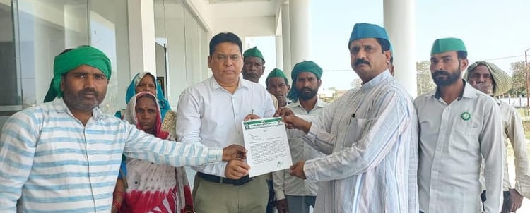 Farmers Demonstrated At The Collectorate - Amethi News - Amethi News ...