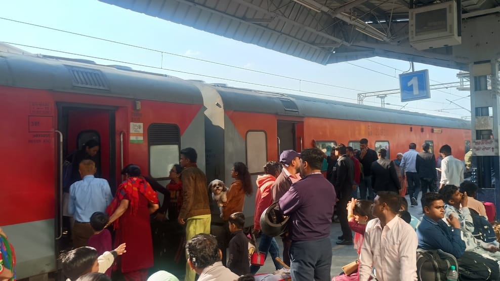 Railway:वेटिंग टिकट के साथ स्लीपर या Ac कोच में चढ़े तो देना होगा इतना ...