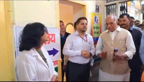 Seeing The Dirt In The Hospital, The Minister In Charge Got Angry, Cms Said Sorry - Unnao News ...