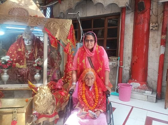 96 Year Old Prakash Devi Showed True Devotion Towards Mother Chintpurni ...