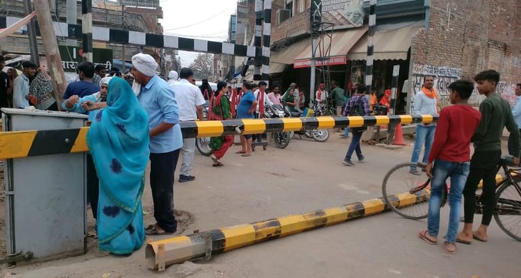 The Gate Of Bharwari Railway Crossing Broke, Jam Lasted For One And A ...