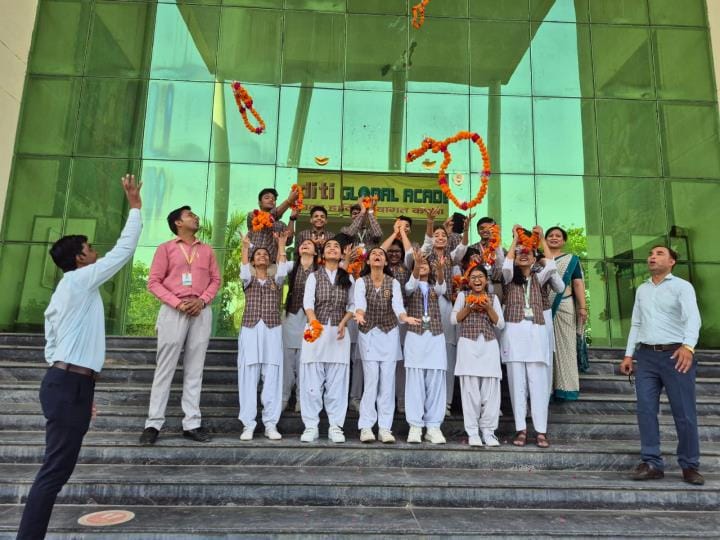 Divya Tops In 12th, Arushi Tops In 10th - Auraiya News - Auraiya News ...