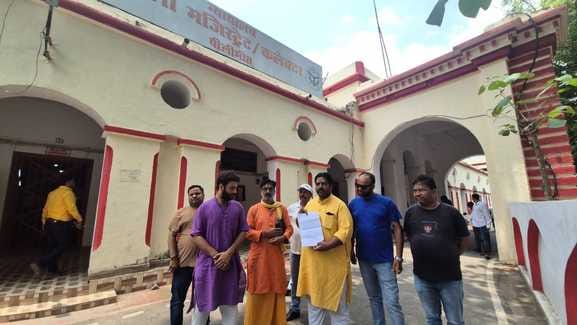 The Colonizer Blocked The Way To The Temple And Installed Two ...