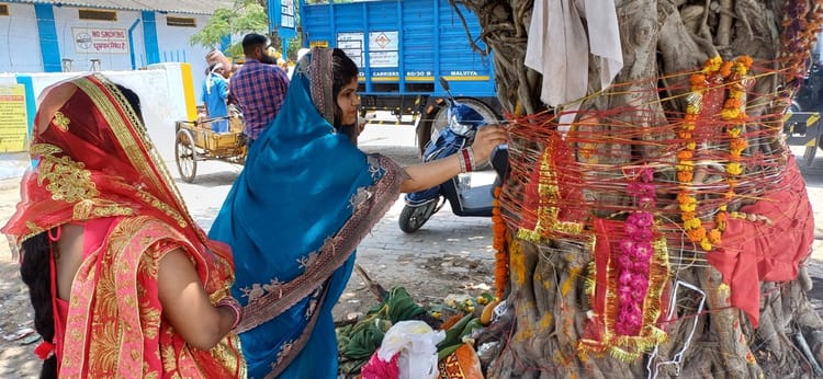 Married Women Kept Vat Savitri Fast And Sought Blessings From Mother ...