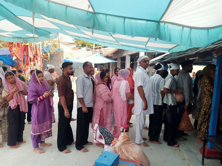 A Huge Crowd Of Devotees Gathered At Gugga Jahar Veer Temple, The Fair Added To The Charm - Una ...