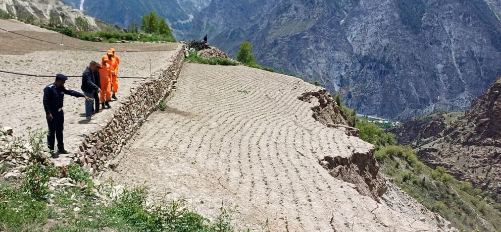 Ndrf Visits The Sinking Lindur Village - Kullu News - Kullu News ...