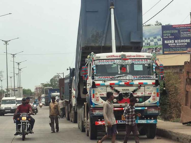 Rewa Highway Becomes Garage, Big Vehicles Are Repaired On The Road ...