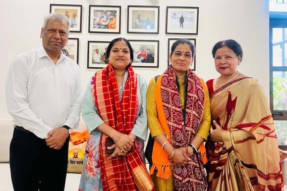 Dr. Anju Aggarwal Honored Pinky Pawar And Aruna Rathore - - डाॅ. अंजू ...