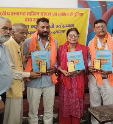 Dr. Swati Pandey Received The Typical Malihabadi Srujan Shri Samman ...