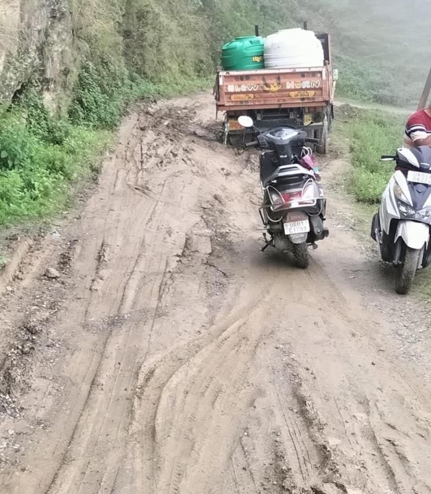 Dumper Stuck In Mud On The Road, Road Closed For 16 Hours - Almora News - Almora News:सड़क पर ...