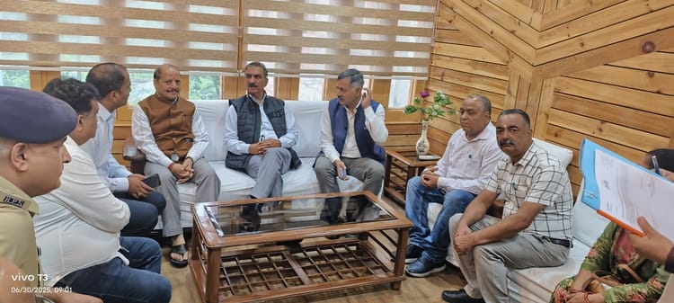 Cm Stopped At Ghumarwin On His Way To Dharamshala, Met Workers ...