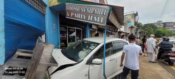 Car Rams Into Hotel Out Of Control, No One Injured - Hamirpur (himachal ...
