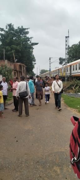 Passenger Train Stops Abruptly After Ohe Gets Stuck In Wires, Passengers Jump - Deoria News ...