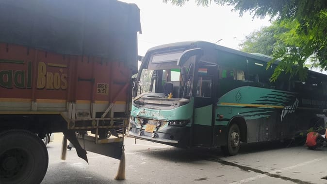 Truck And Himsuta Bus Collide While Saving Bike Riders, Driver Injured ...