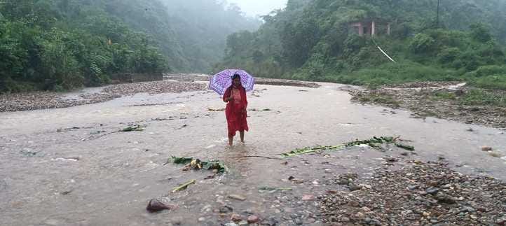 The People Of Phagat Village Are Forced To Cross The Ravine Risking ...