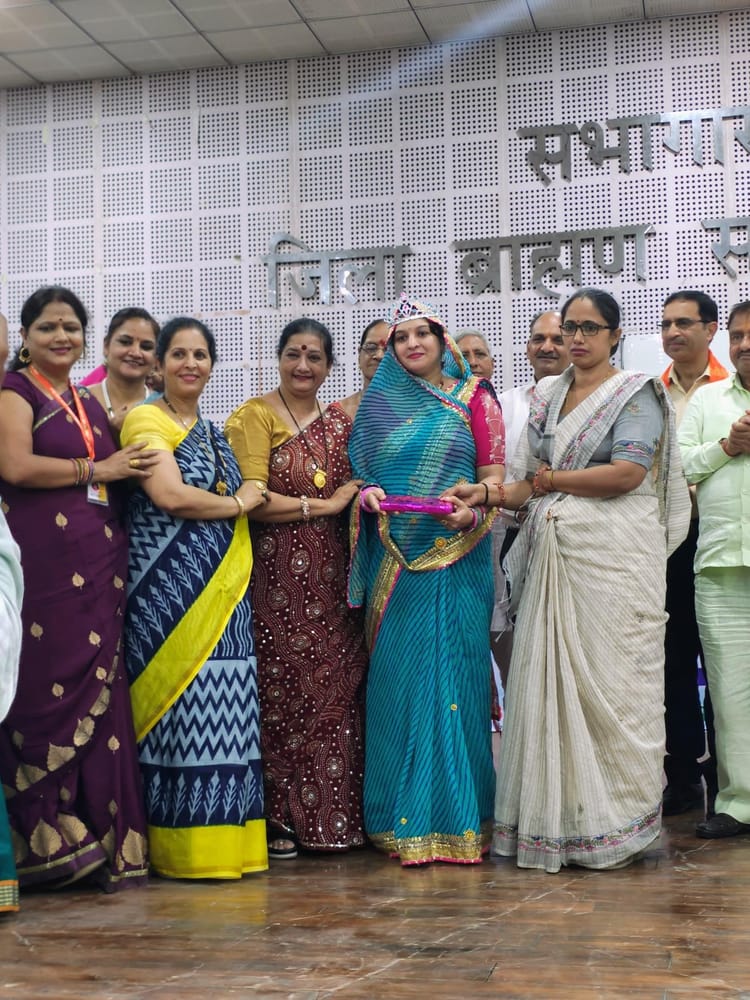 Poetess Varma Became The Teej Queen, Uma Sharma Was The Runner-up ...