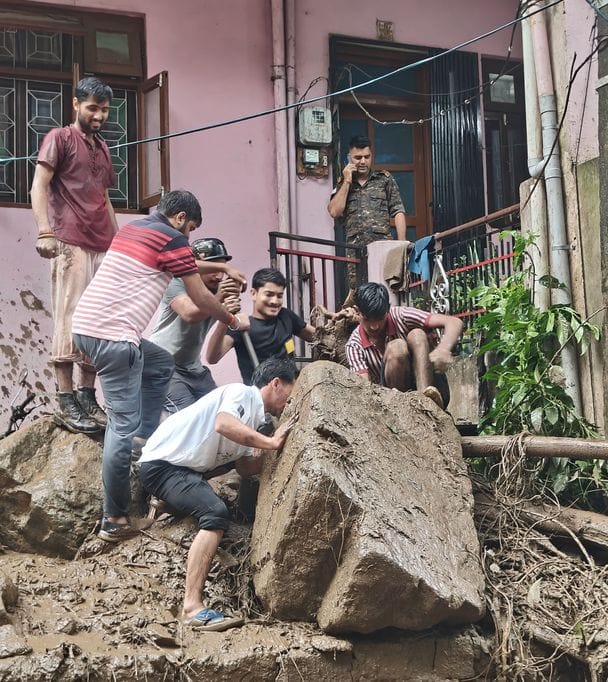 Students' Council Workers Engaged In Relief Work - Mandi News - Mandi ...