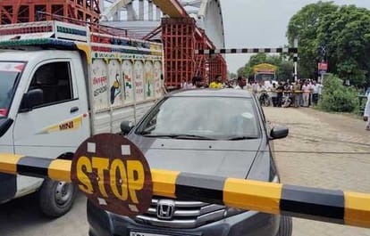 Two Vehicles Stuck At The Railway Crossing, Delhi-saharanpur Passenger ...