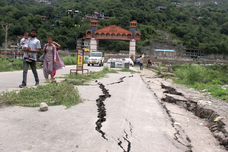 Traffic Stopped On The Foot Bridge Connecting Parla Bhuntar - Kullu ...