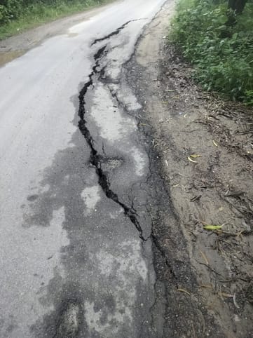 Cracks On Ghumarwin-sunhani-barthin Road Started To Submerge - Bilaspur ...