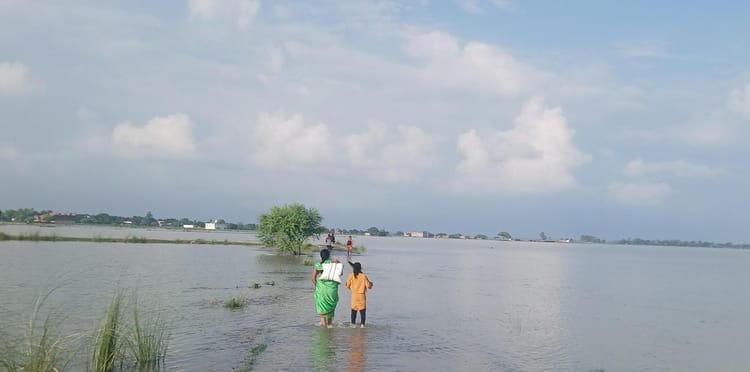 Gorakhpur News: Flood Water Rose On Gahira Village And Derwa To Subedar ...