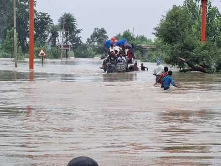 Malan's Water Level Increased, Water Started Flowing From The Broken Embankment - Bijnor News ...