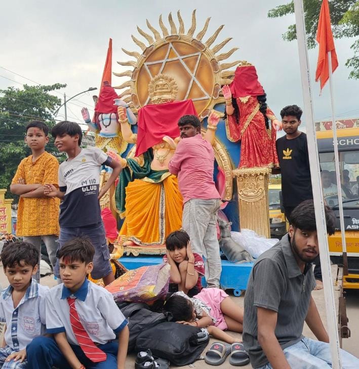 Vighnaharta Reaching The Pandals, Netra Pujan Today - Sultanpur News ...