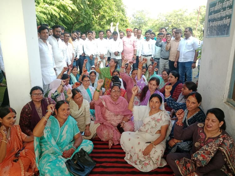 Teachers Gheraoed The Bsa Office - Sonebhadra News - Sonebhadra News ...